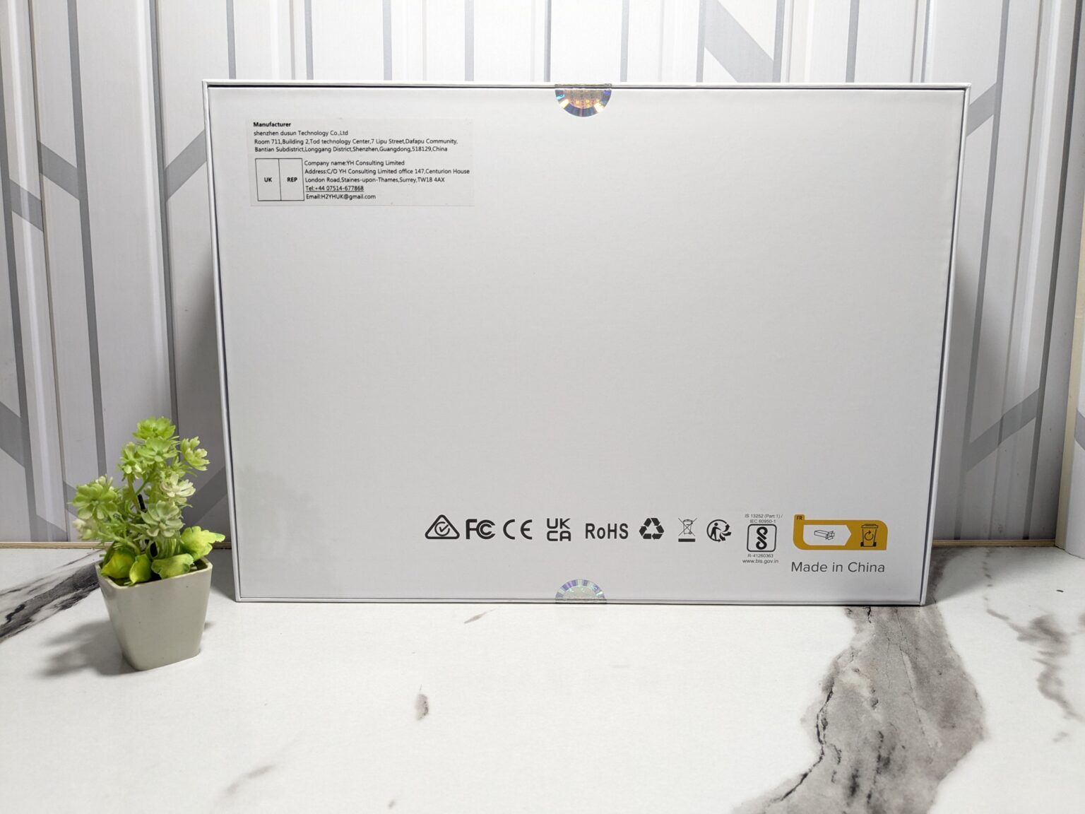 UPERFECT UColor O2 review: Amazing OLED screen in a slim design ...