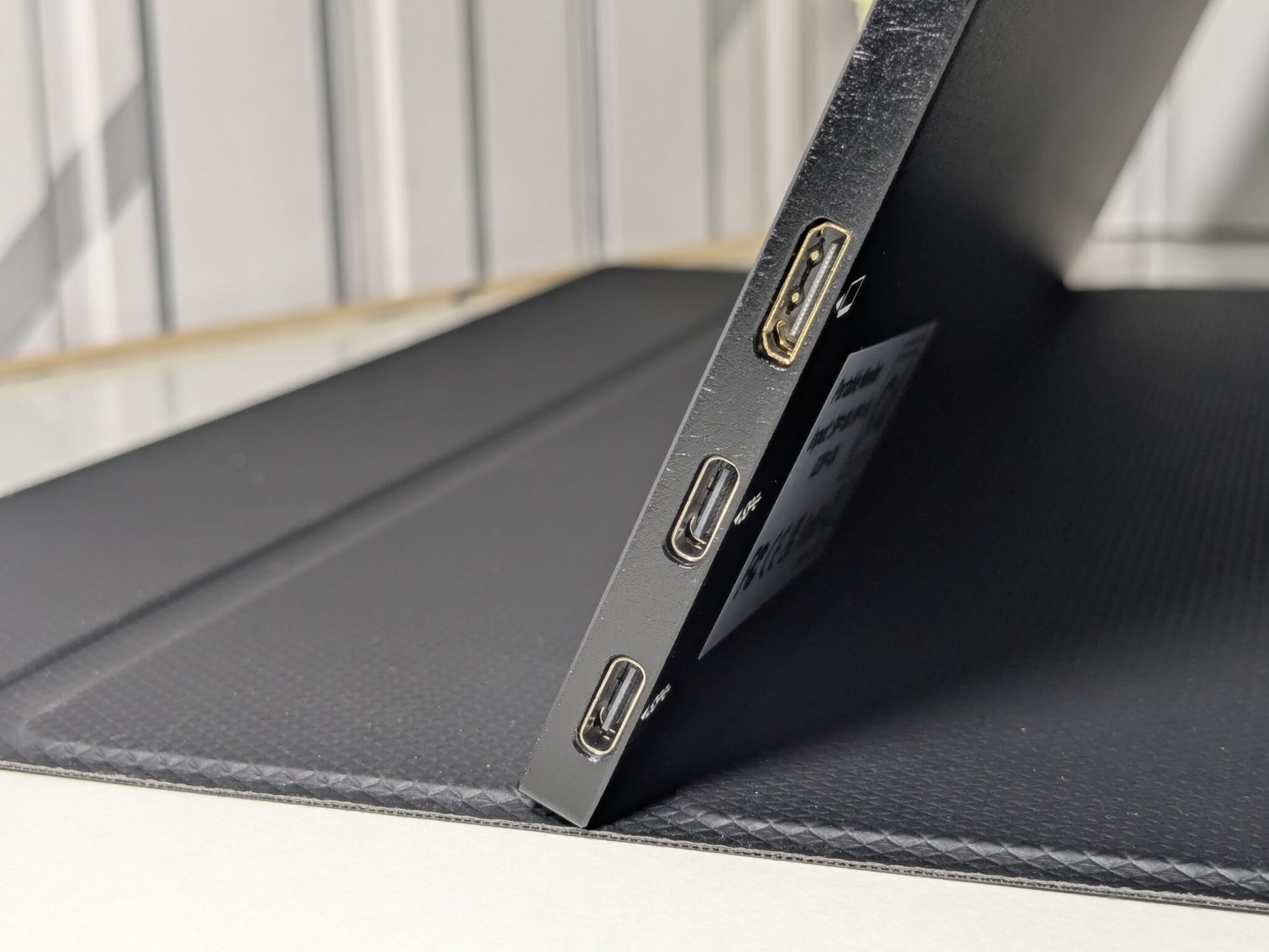UPERFECT UColor O2 review: Amazing OLED screen in a slim design ...