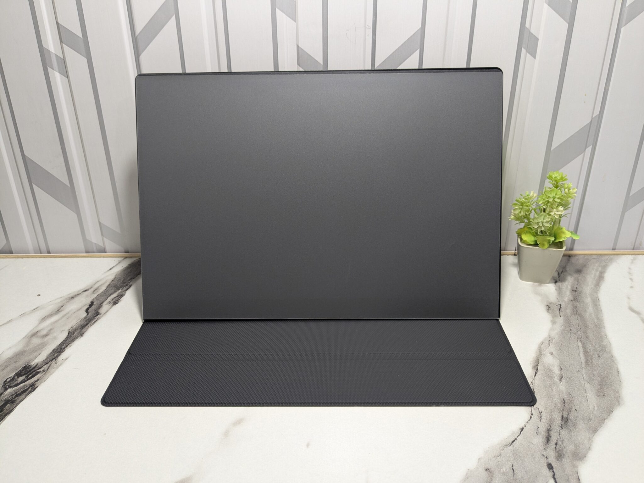 UPERFECT UColor O2 review: Amazing OLED screen in a slim design ...