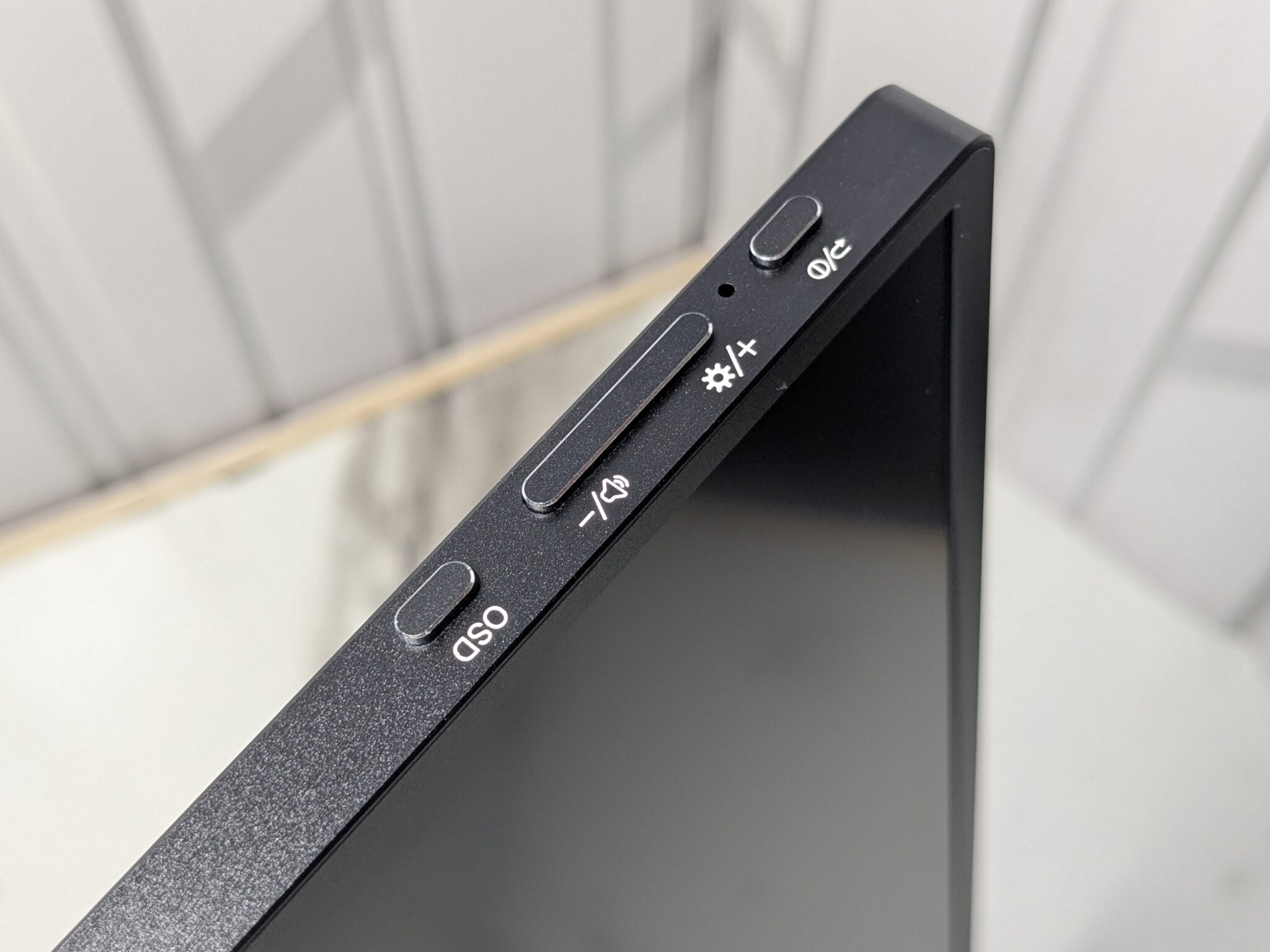 Arzopa Z1FC portable monitor review: a useful screen for work and ...